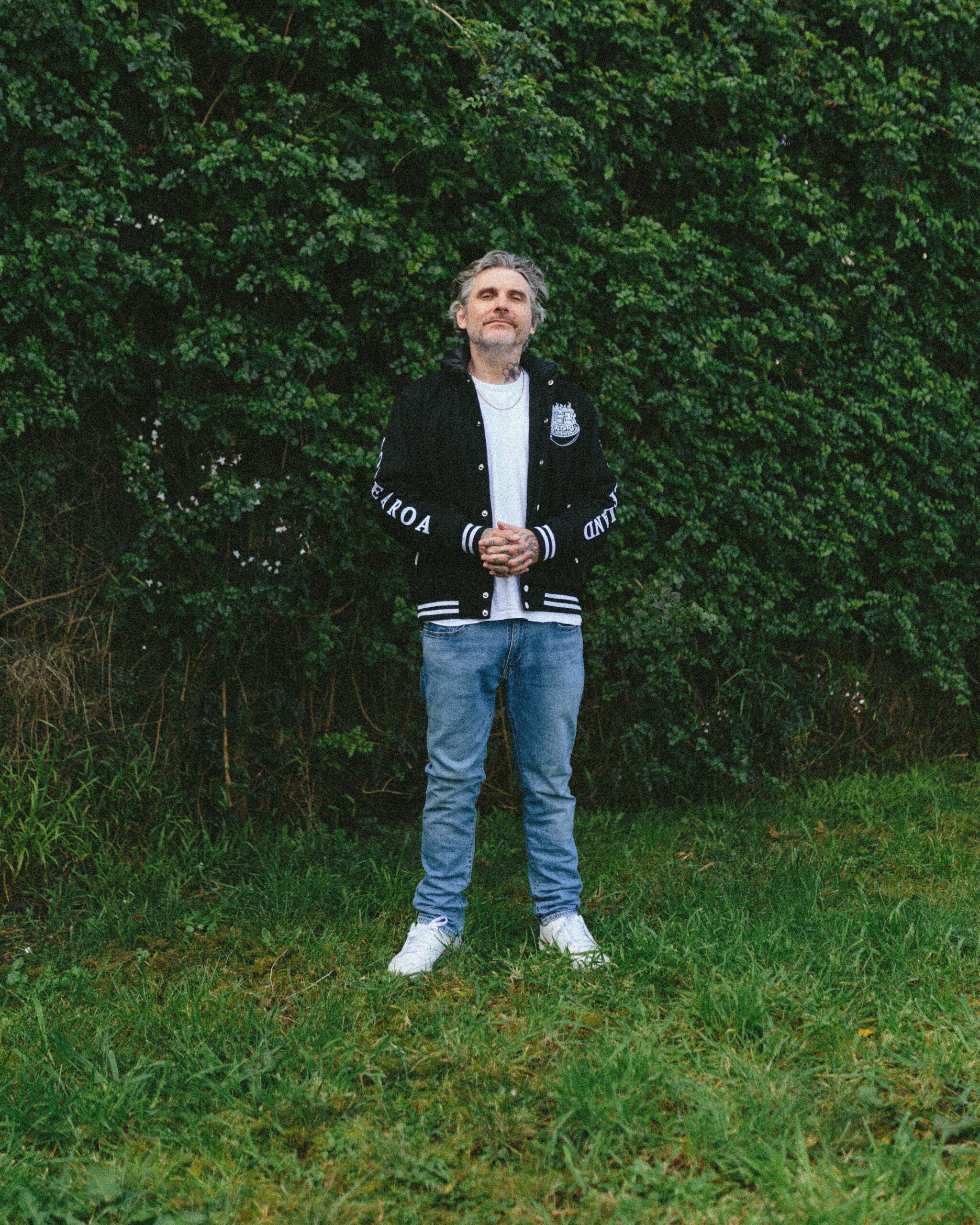 Dominic Hoey: Dead Birds, Dead Laughter – bad apple